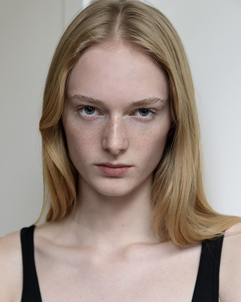 Holly Sofia | Select Milano | Select Model Management